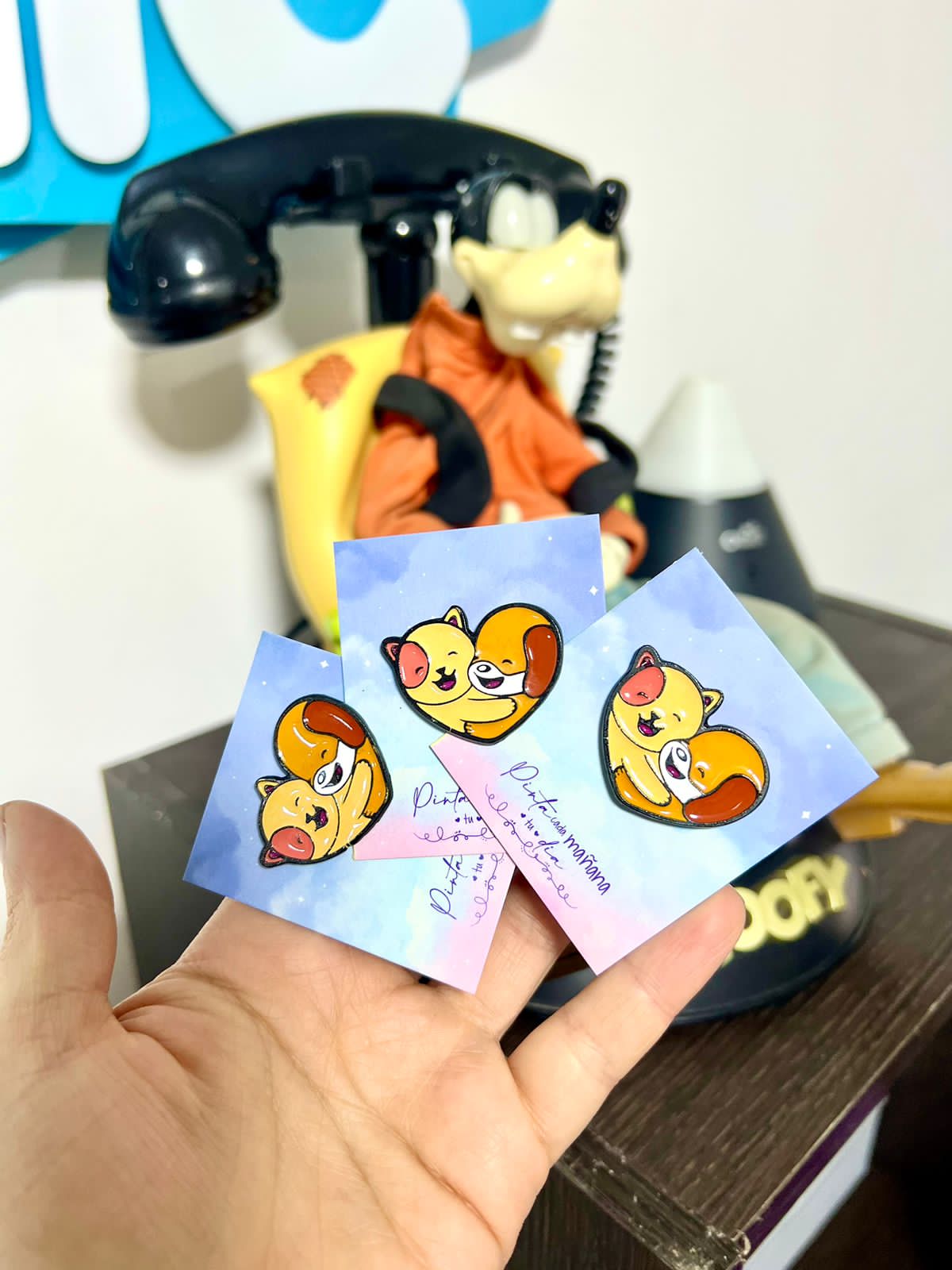 ¿Qué es un pin metálico y para qué sirven? | Pines de Solapa Online